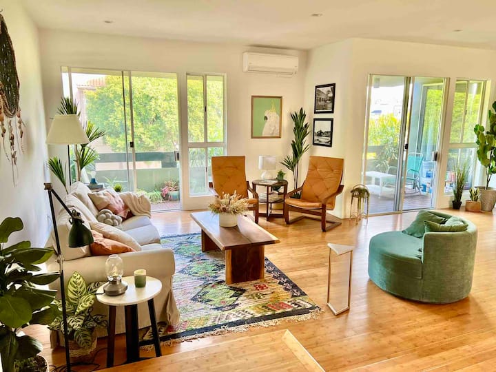 Spacious Luxury 2 Bedroom + Roof Top + Ocean Views - Santa Monica, CA