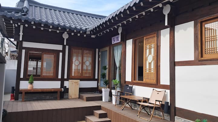 안동 원도심 교통 편리한 자쿠지가 있는 신상 독채 한옥
다온한옥스테이 - 의성군