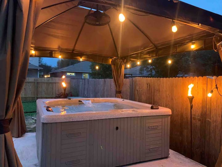 Neighborhood Three Bedroom Home With Hot Tub - Pflugerville, TX