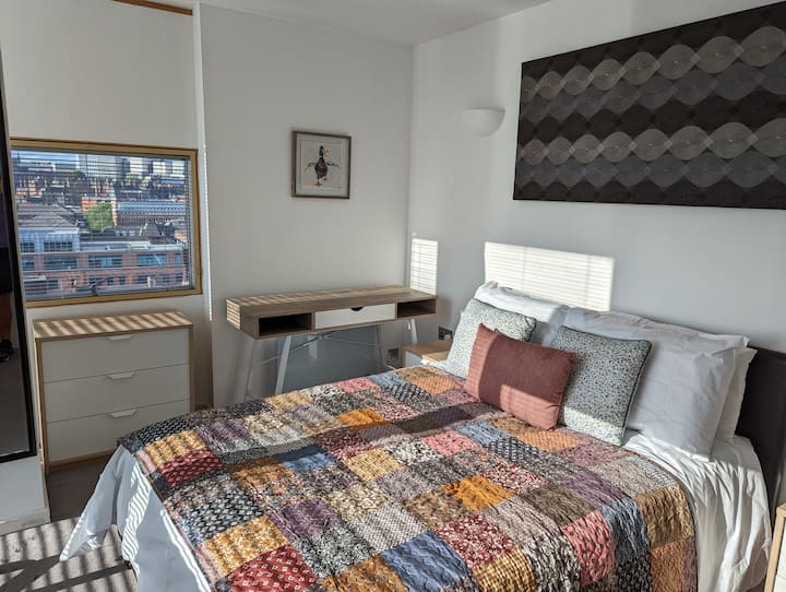 City Centre - Large Apartment With Balcony - Leeds