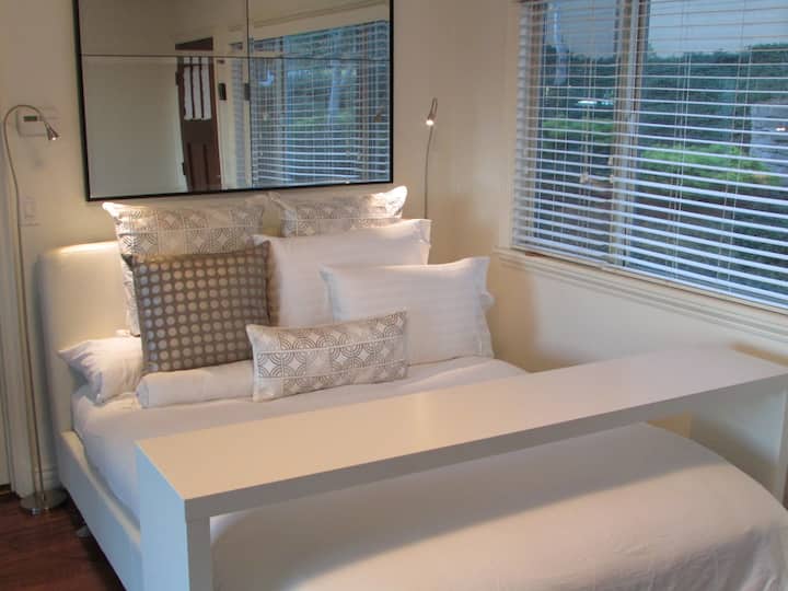 Executive Monterey Studio Condo, Monterey Bay View - Monterey, CA