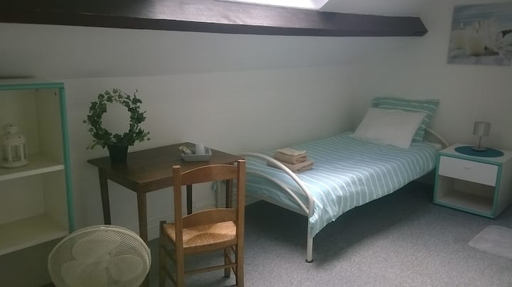 Jolie Chambre Turquoise Pour Une Personne - Mons