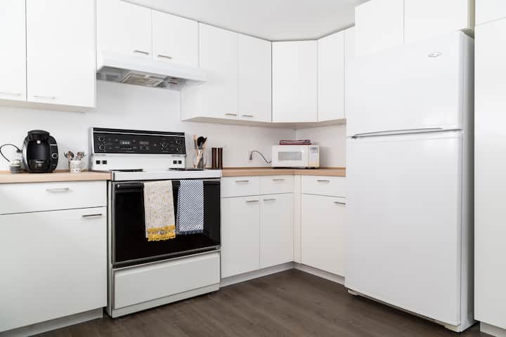 Appartement Chaleureux, Une Chambre, Neuf - Montreal