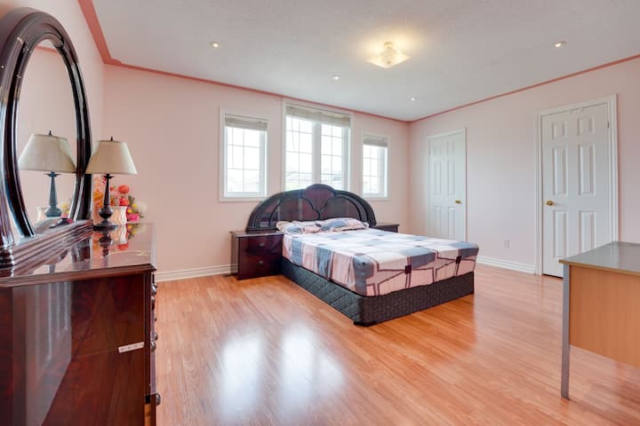 Master Bedroom In Brampton - Brampton