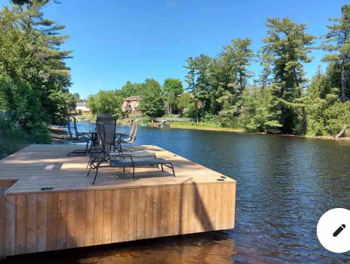 Gorgeous Riverfront Cottage In Bracebridge - Bracebridge