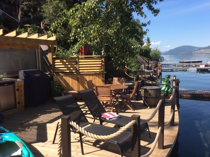 Beautiful Lakefront Secret Point Cottage - Lake Country