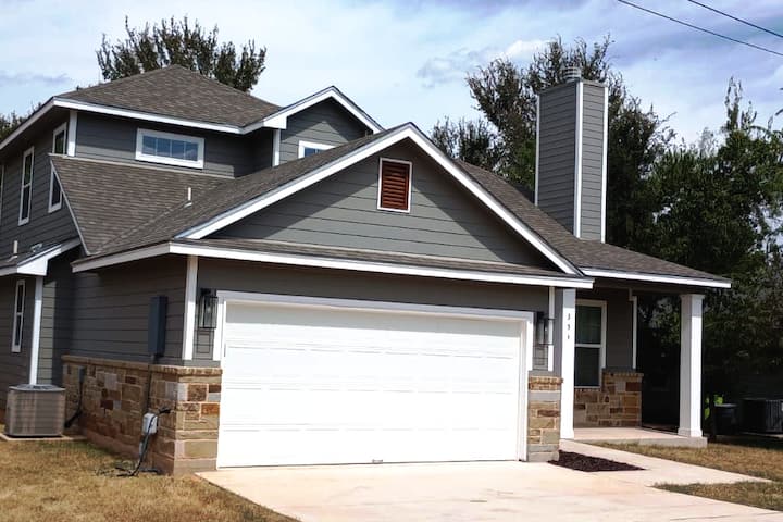 "Contemporary Style At The Modern Pine Villa!" - Bastrop State Park, Bastrop