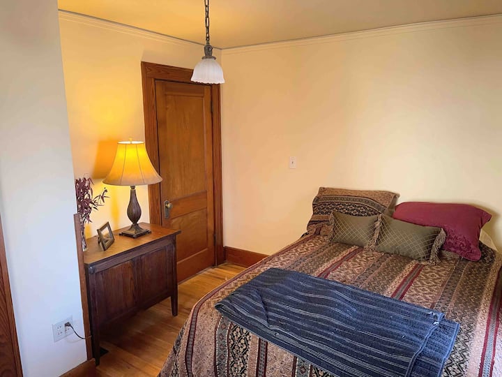 Private Bedroom In Old Town Coralville - Iowa City, IA