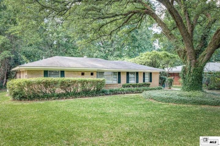 Large Quiet Home In Garden District - Monroe, LA