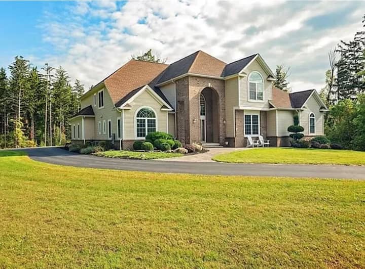 Spacious W/ Lake Access, Hot Tub, Rec & Movie Room - Splash pad, Batavia