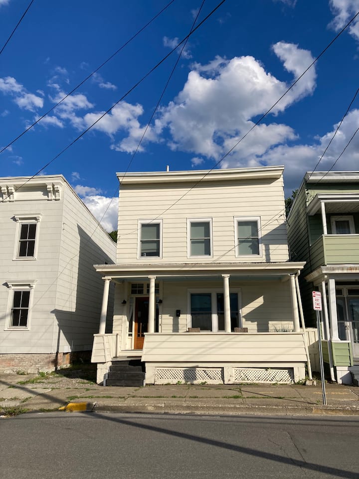 Groovy 3 Bd/2 Bth House W/yard In Heart Of Hudson - Hudson, NY