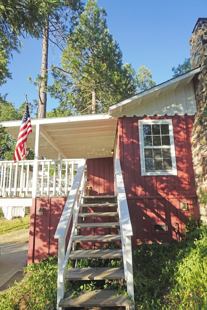 Chic Bass Lake / Yosemite Area Cabin - Bass Lake, CA