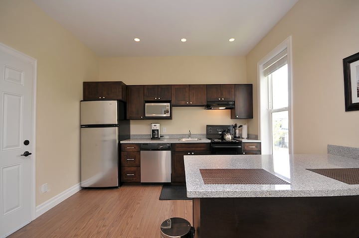 Brand New Suite With 10ft Ceilings Suite #3 - Victoria