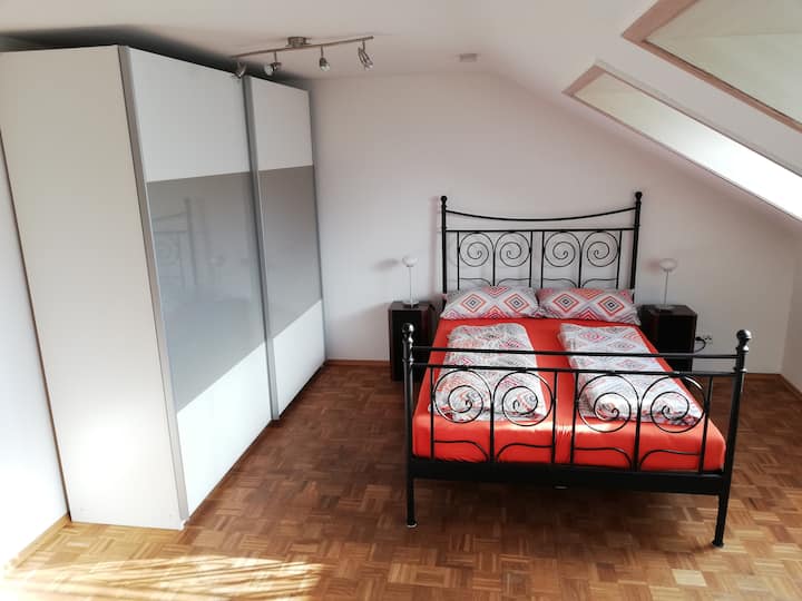 Schönes Helles Dachgeschosszimmer (24 M²) - Esslingen am Neckar