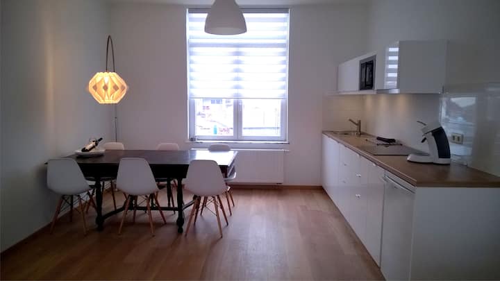 Bijna Wit, Nabij Trein, Metro (Reg.nr 330162-412) - Saint-Gilles