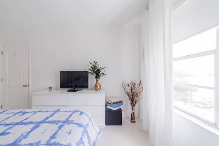 Ocean & Sand Only 1 Minute Walk! - Miami Beach, FL