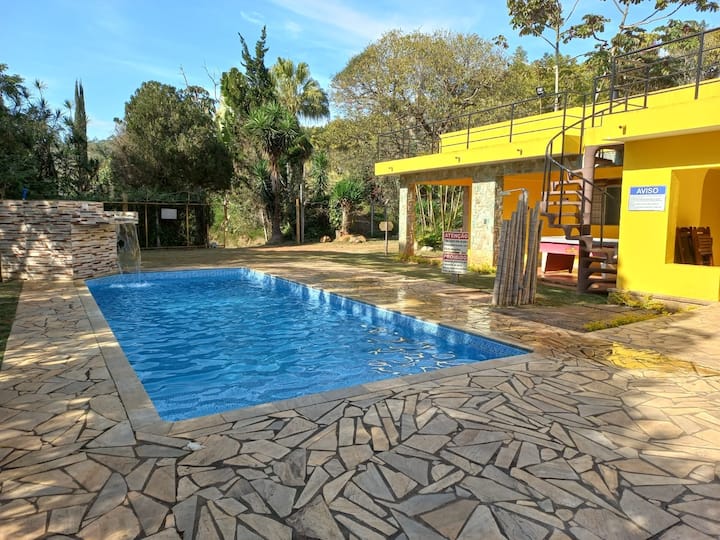 Chácara Localizada Em Mogi Das Cruzes Com 4 Quartos, 3 Banheiros, áRea De Lazer Com Churrasqueira, Piscina. Amplo Espaço. - Mogi das Cruzes