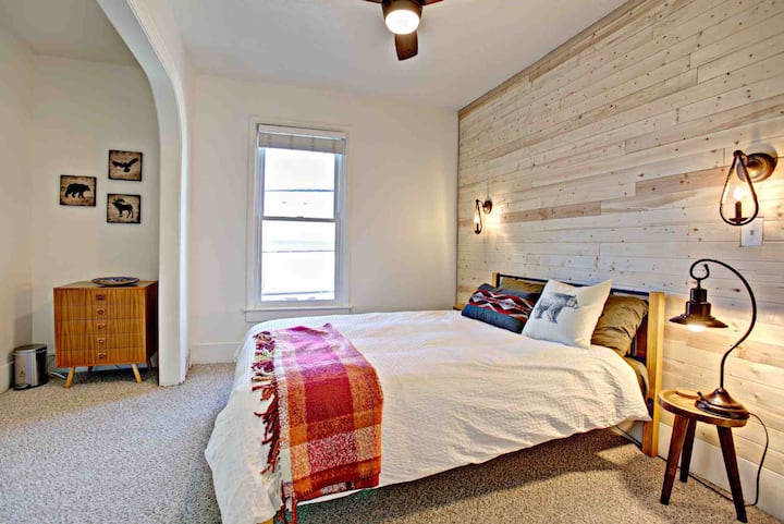 Irving Parlor-private Guest Wing For Longer Stays - Portland