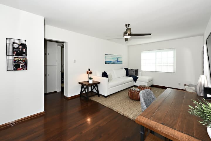 Amazing Venice Upper 1 + 1 -2326b - Venice Beach, Los Angeles, CA