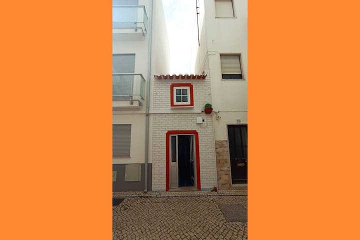 Smallest House In Nazare.
Tiny House 30 M To Beach - Nazaré