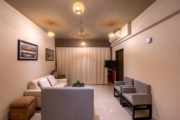 Modern, Decor, Quiet Air-conditioned Apt. - Calcuta