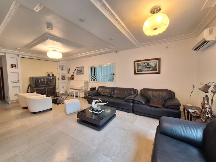 Chambre Dans Une Villa Avec Salle D'eau Attenante - Abidjan