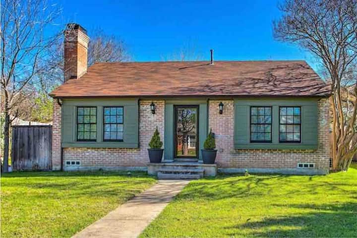 Pet Friendly Renovated Craftsman W/ Backyard Oasis - Dallas, TX