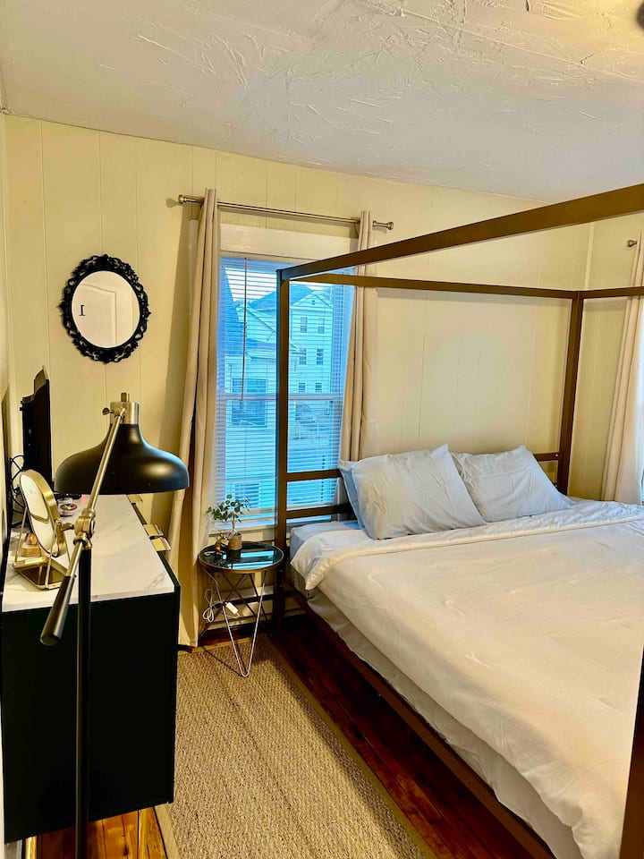 Cozy Centrally Located King Bed Downtown - Worcester, MA