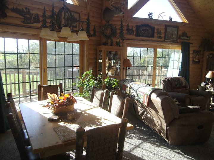 Country Living In An Authentic Log Cabin - Cascade, IA