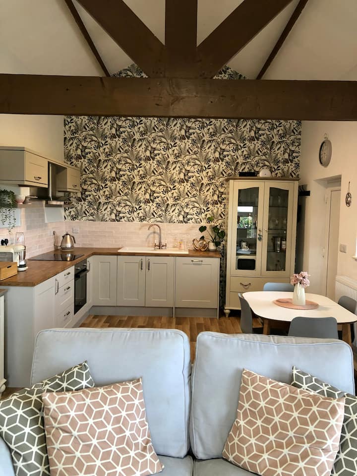 Honeysuckle, Wolds Cottage With Hot Tub, Walesby - Market Rasen