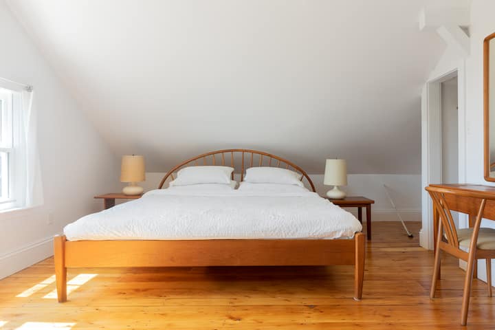 Top Floor Of Somerville Single Family - Belmont, MA