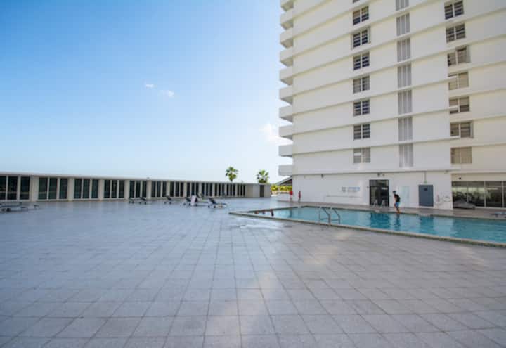 Ocean Front Deluxe J - Miami Beach, FL