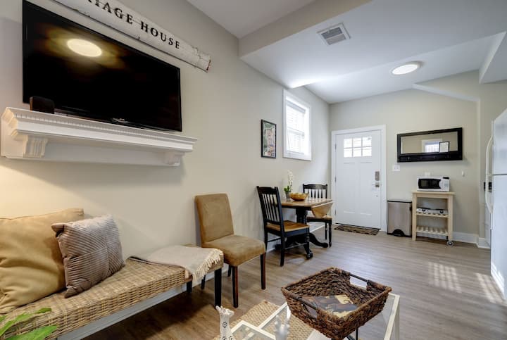 Modern And Cozy 3 Bed Carriage House With Parking! - Washington D.C., DC
