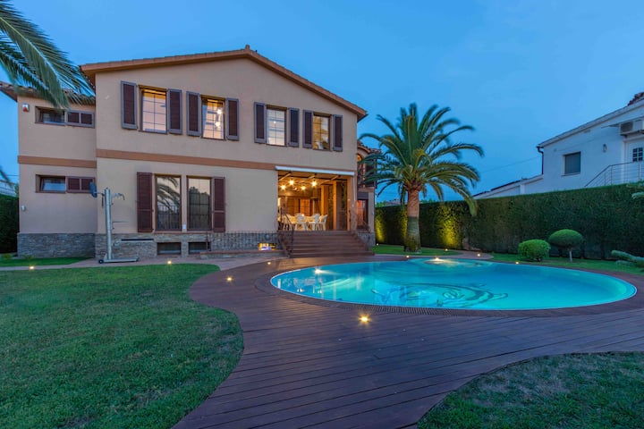 Milenial Immo | Exclusiva Villa Al Canal Y Piscina - Roses