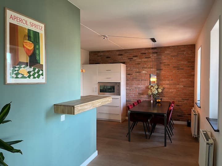 Bright, Clean, Quiet Apartment On Lively Square -