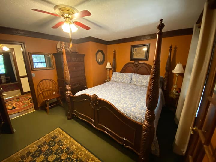 Williamsburg Sampler - Captain John Smith Suite - Williamsburg, VA