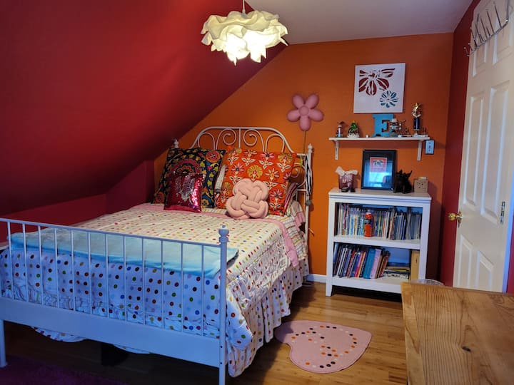 Colorful Cozy Room - Clifton, NJ