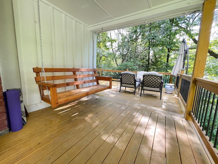 Charming Berkshire Retreat By Jiminy Peak Skiing - Pontoosuc Lake, MA