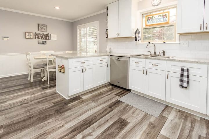 Spacious Renovated House! - Germantown
