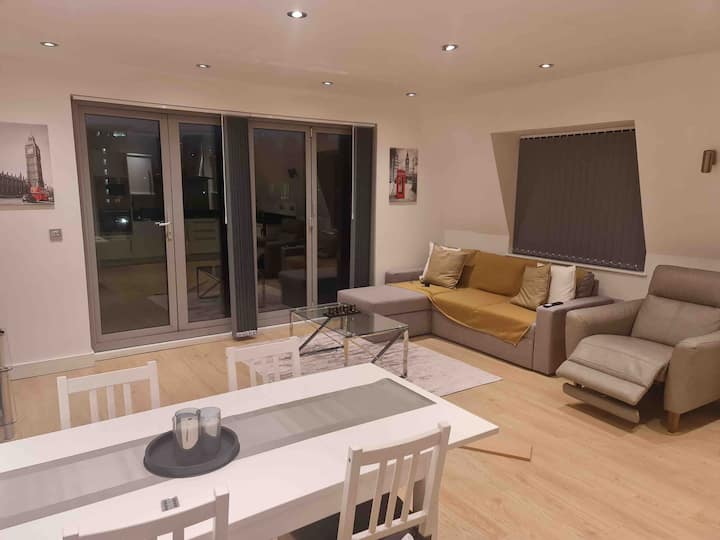 Amazing Penthouse Apartment - London