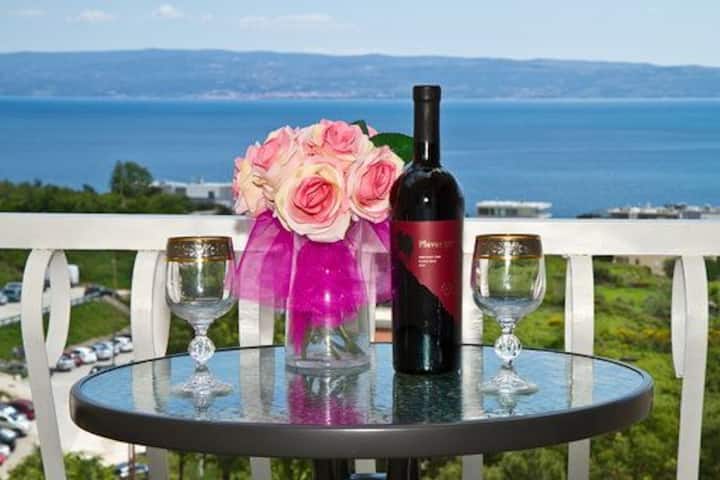 Apartman Odeska

6 Osoba 3 Kreveta 3 Spavaće Sobe - Split