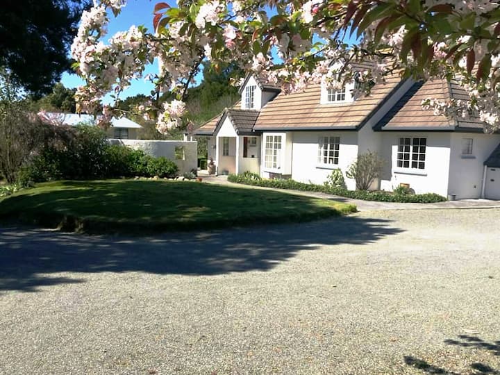 Totara House, An English Retreat. - Wakefield