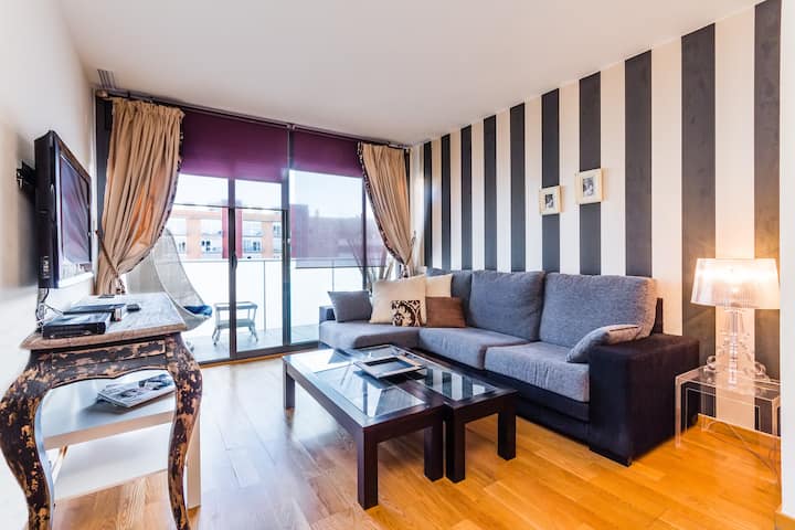 Quiet 2 Bed Apt With Balcony, Pool,  Free Parking - Barcelona