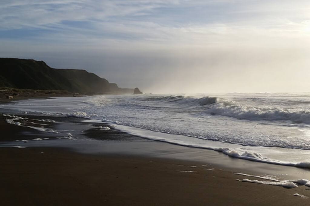 Artist Retreat Overlooking Pacific - Houses for Rent in Manchester ...