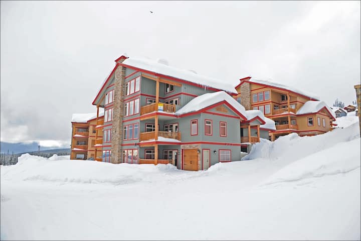 Spacious Big White Spyglass 3b Condo Ski In/out - Big White Ski Resort, BC