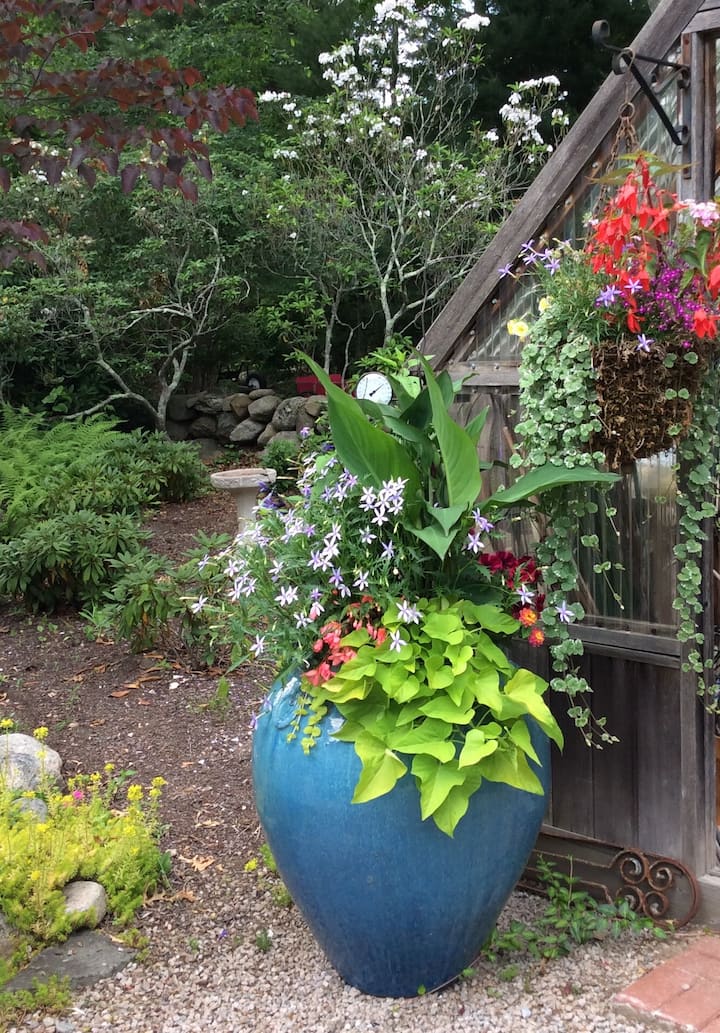 Great Gardens Near The Beaches! - Rhode Island