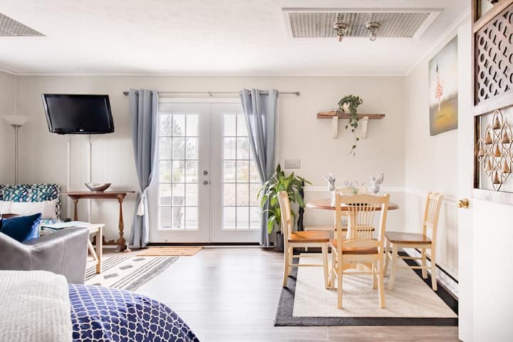 Walk To Town + Trail | Cozy Studio Retreat - Hendersonville, NC