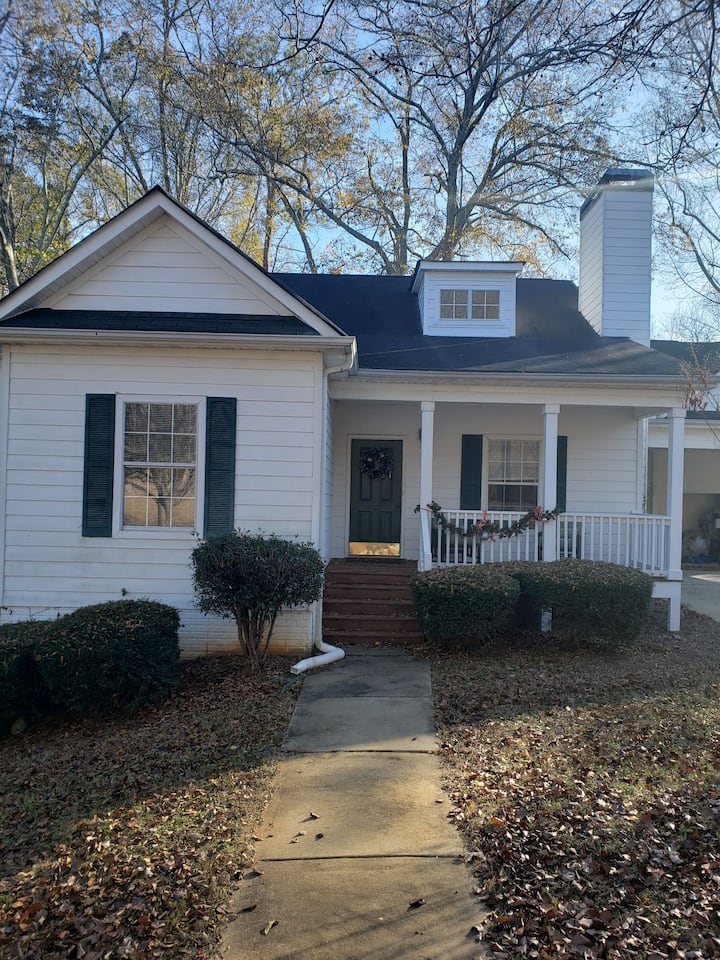 Cozy Creekside Apartment - Newnan, GA
