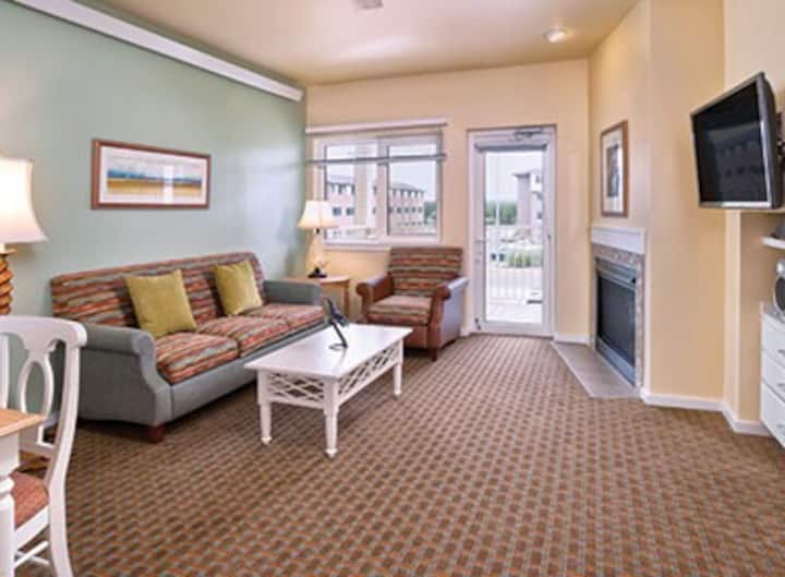 Beautiful Two-bedroom Condo W/ Beach Access - Long Beach, WA