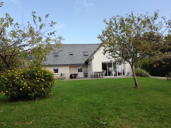 Grande Villa à Moins De 100 M De La Plage Vue Mer. - Plougrescant